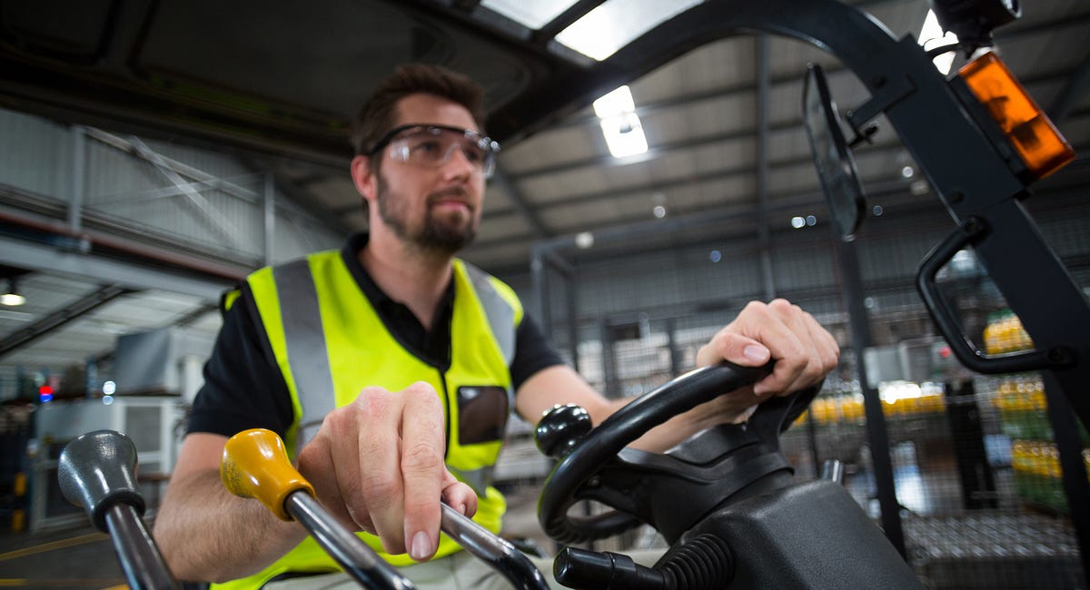 Forklift Driver vs Forklift Operator: Key Differences and Safety Tips.